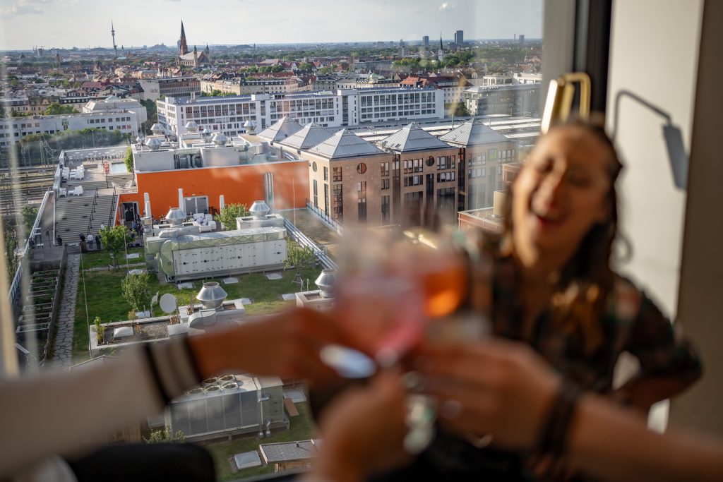 Über FITZROY Munich – ModOz Cuisine, Bar & Rooftop